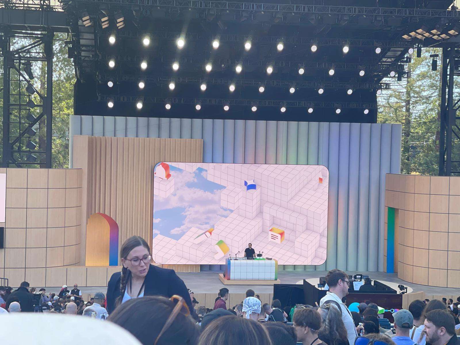 Inside #GoogleIO Conference: Here are live images and sound to keep you ...